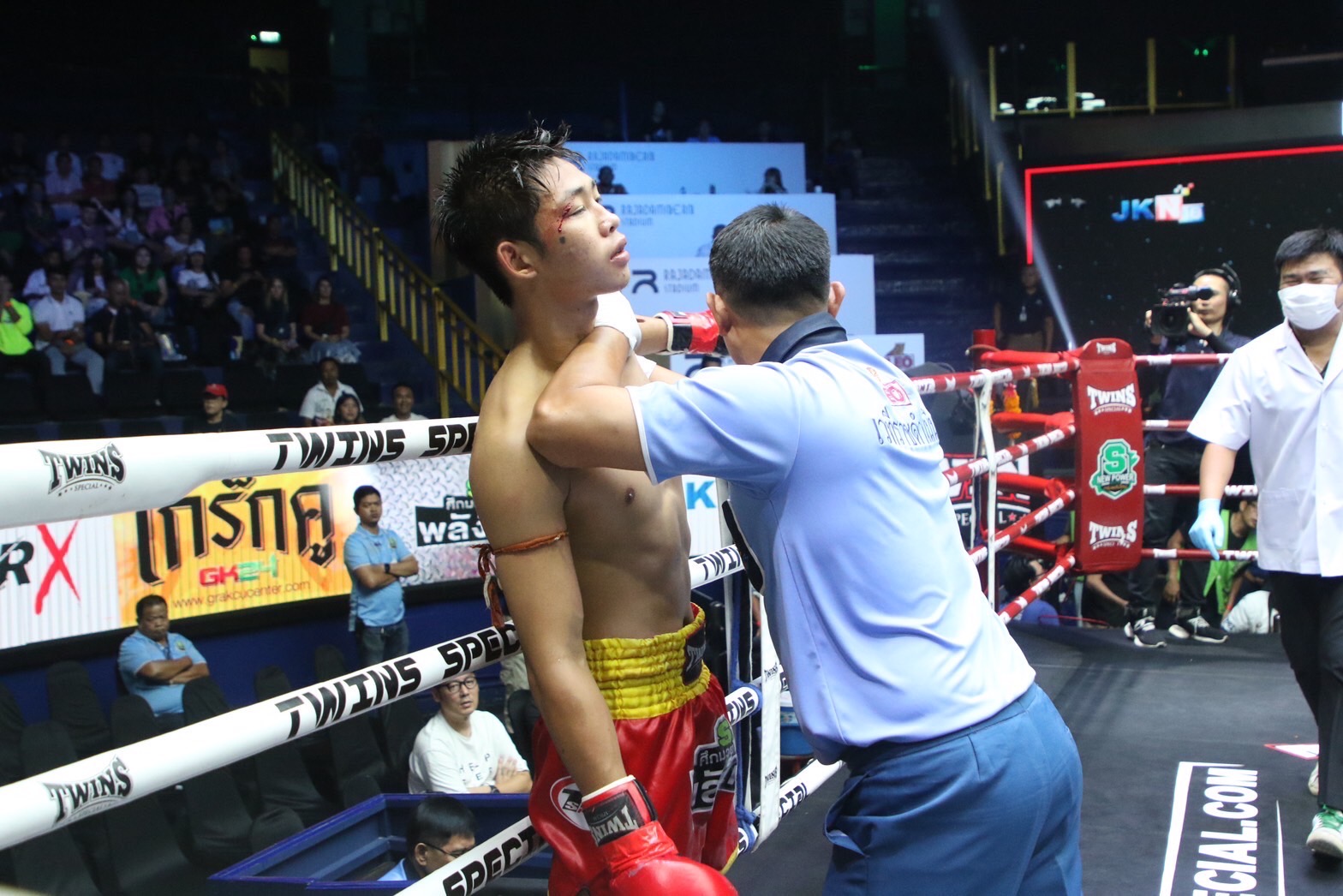 "น้ำพองน้อย" ต่อยชายโครงน็อกแค่ยก 2 - Yodnaksu